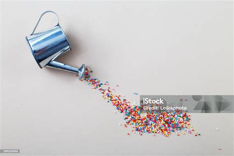 실버 워터링은 가벼운 베이지 색 배경에 원 모양의 설탕 베이킹 다채로운 뿌려를 부어 수 있습니다 설탕에 대한 스톡 사진 및 기타 이미지 Istock