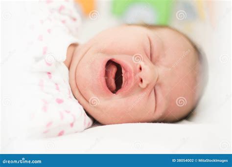 Schreiendes Neugeborenes Baby Stockfoto Bild Von Schmerz Problem