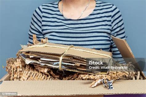 종이로 골판지 상자를 들고 소녀 만화사용 폐기물 재활용 쓰레기 가득 찬에 대한 스톡 사진 및 기타 이미지 가득 찬 개체 그룹 더미 Istock