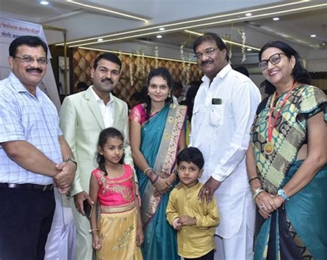 वडिलांचे निधन झालं एकाएकी श्रीमंतीतून परिस्थिती इतकी बिकट झाली कि काम