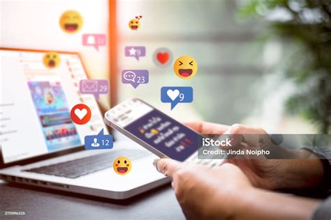 소셜 미디어 및 디지털 온라인 개념 스마트폰 화면 위에 좋아요 메시지 댓글 및 별표의 알림 아이콘이 있는 휴대폰에서 소셜 미디어