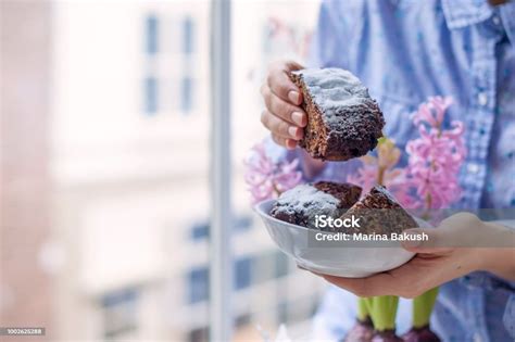 설탕과 여자의 손에 커피와 초콜릿 케이크 꽃입니다 보기 창에서 도시를 합니다 텍스트 또는 그림 엽서에 대 한 여유 공간입니다 갈색에 대한 스톡 사진 및 기타 이미지 Istock