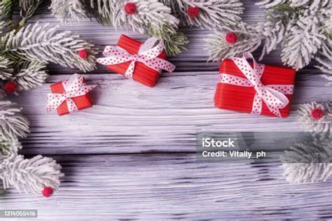 복사 공간이있는 나무 배경에 빨간 선물 상자와 서리가 내린 Xmas 나무 가지 크리스마스와 새해 컨셉 12월 31일에 대한 스톡 사진 및 기타 이미지 Istock