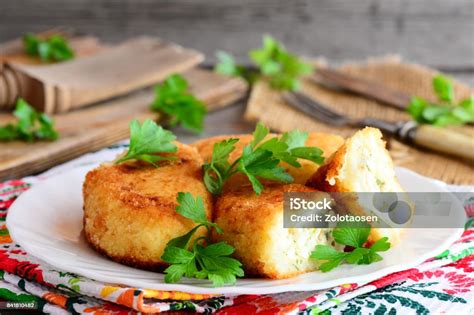 튀긴 야채 Cutlets 계란 봉사 접시에 소 Cutlets는 콜리플라워와 감자 요리 하 고 삶은 계란을 슬라이스 박제 소박한 스타일입니다 근접 촬영 감자 요리에 대한 스톡