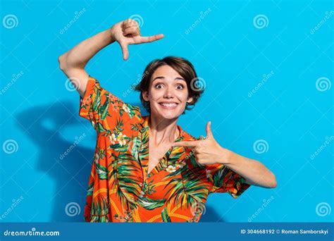 Foto De Una Alegre Chica Honesta Vestida Con Ropa Elegante Que Te Muestra Dos Manos Haciendo