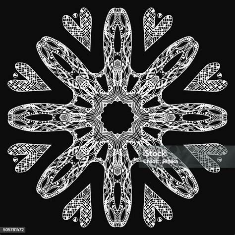 สีขาวรูปแบบรอบ Ornate บนสีดํา ภาพประกอบสต็อก ดาวน์โหลดรูปภาพตอนนี้ Tangle Pattern การวาดภาพ