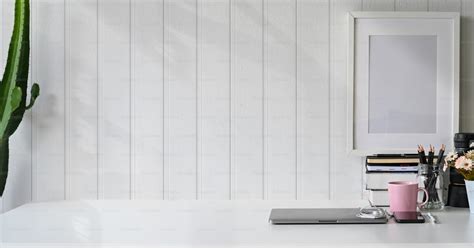 세련된 작업 공간 노트북 포스터 홈 오피스 용품 및 복사 공간 사진 Unsplash의 실내 이미지