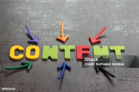 광고와 커뮤니케이션 개념 다채로운 화살표 검은 시멘트 벽 콘텐츠를 사용 하 여 웹사이트와 소셜 미디어의 창의력에 단어 중심에서 콘텐츠를 가리키는 콘텐츠 중요 한 가리키기에