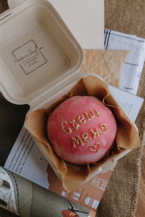 달콤한 디저트 떡 러시아의 분홍색 수직 쐈어 위에서 내려다 본 음식 사진 일회용 상자 케이크 텍스트에 관한 무료 스톡 사진