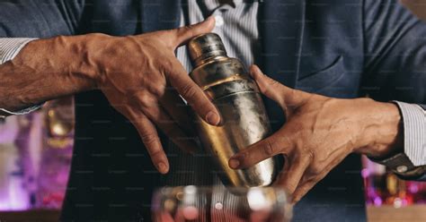 전문 바텐더가 나이트 클럽에서 칵테일을 만들고 있습니다 사진 Unsplash의 엔터테인먼트 클럽 이미지