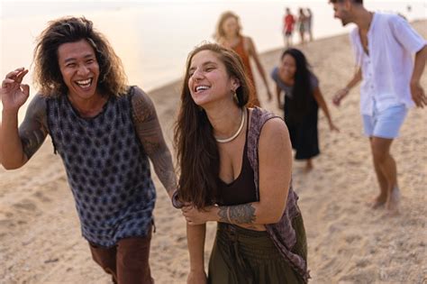 친구들과 일몰 동안 해변에서 즐거운 시간을 보내는 다인종 커플 25 29세에 대한 스톡 사진 및 기타 이미지 25 29세 걷기 긍정적인 감정 표현 Istock