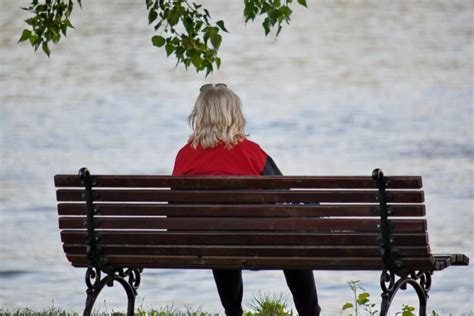 무료 사진 금발 머리 여자 벤치 공원 야외에서 좌석 자연 레저 물 여름