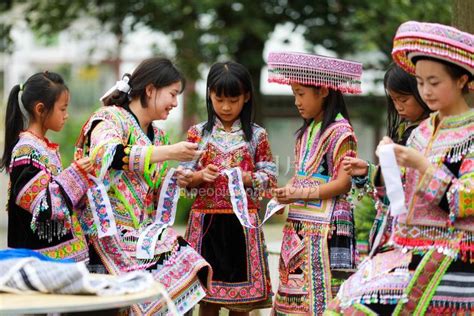 贵州黔西：传承刺绣技艺 人民图片网