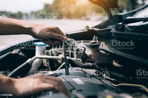자동차 정비사는 엔진과 유지 보수를 확인 하기 위해 준비 렌치를 들고 있다 검사 보기에 대한 스톡 사진 및 기타 이미지 검사 보기 교통수단 글로벌 커뮤니케이션