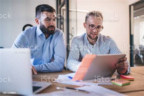 진지한 영리한 남성 기업가사무실 협업 프로세스에 대한 보고서 및 회계 스타트업 프로젝트 창작을 위한 기획 및 과제 논의하는 스마트 사업가 직원 25 29세에 대한 스톡 사진