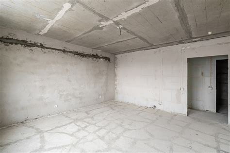 디자인 회색 콘크리트 벽에 대한 빈 인테리어 빈 방 텍스트 및 그림을 위한 공간입니다 콘크리트 벽 슬래브 새로운 주거 건물의 내부 새 아파트의 파티션 0명에 대한 스톡 사진