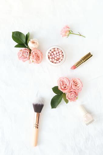 메이크업 화장품 액세서리 제품 진주 파우더 브러쉬 립스틱 흰색 린 넨 원단 바탕에 옅은 분홍색 장미를 확인합니다 플랫이 하다 최고의 볼 수 있습니다 공간 복사 0명에 대한