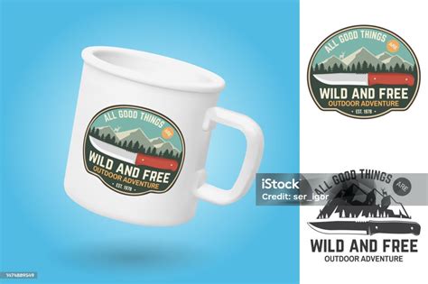 흰색 캠핑 컵 샘플 디자인이 있는 현실적인 머그 모형 템플릿입니다 모든 좋은 것들은 거칠고 무료입니다 여름 캠프 배지 벡터 칼 산 사슴 숲의 실루엣으로 디자인 3차원 인쇄에