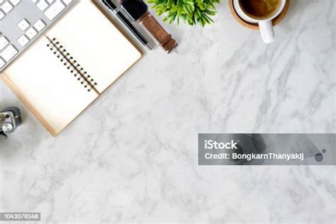 컴퓨터 및 사무 용품을 오피스 흰색 대리석 책상 작업 영역 및 복사 공간 개념에 대한 스톡 사진 및 기타 이미지 개념 개념과 주제 공란 Istock
