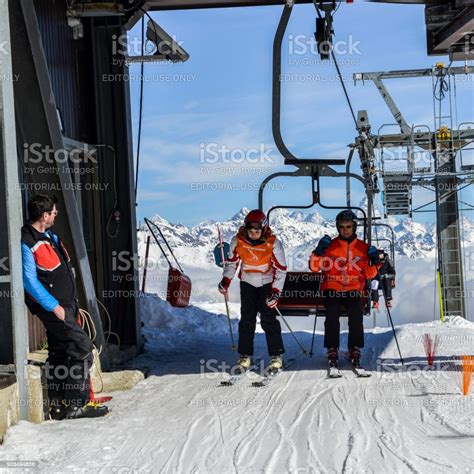 오래 된 남자와 십 대 승차 Chairlift 백그라운드에서 장엄한 이탈리아 알프스 스키 리조트 20 24세에 대한 스톡 사진 및 기타 이미지 Istock