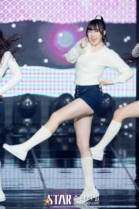 배꼽 안 가린 오늘자 여자친구 인스티즈 Instiz 인티포털