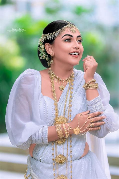 ඔසරි පොටත් තුන් තැල්ලත් ඇයට හරි සුපුරුදුයි වගේ නේද උඩරට මනාලියක් වුණ අපේ දෙමළ කෙල්ලගේ හැඩ