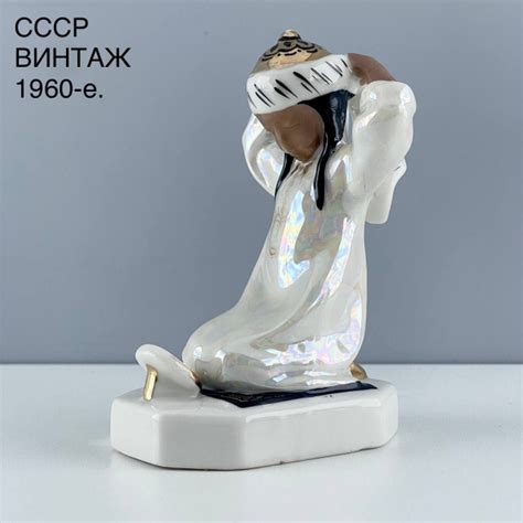 Винтажная статуэтка Узбечка перед зеркалом Скульптор Т А Фёдорова Фарфор ЛЗФИ роспись