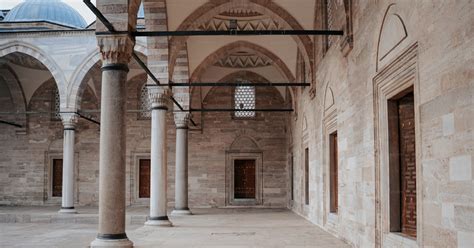 벽에 기둥과 시계가있는 큰 건물 사진 Unsplash의 종교 이미지