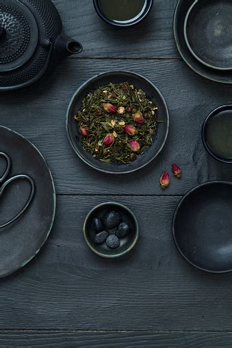 차 만들기의 예술 찻 주전자 주변의 다양한 수제 도자기와 그릇에 신선한 허브 차 중국 문화에 대한 스톡 사진 및 기타 이미지 중국 문화 차이 티 검은색 Istock