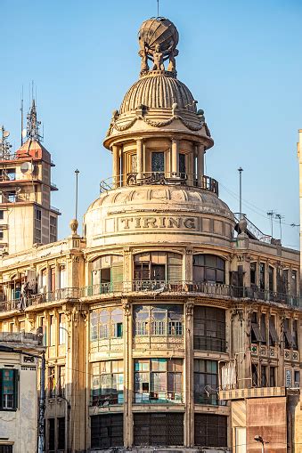 18 11 2018 카이로 이집트 화창한 날에 시 센터에서 전통적인 영국 건축 스타일에 버려진된 상태에서 역사적인 건물을 내려다 0명에 대한 스톡 사진 및 기타 이미지