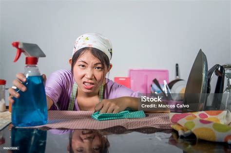 젊은 꽤과 하 고 좌절 아시아 중국 서비스 하 녀 여자 국내 청소 및 홈 주방 세척 작업 스트레스와 가사와 가사 스트레스에 화가