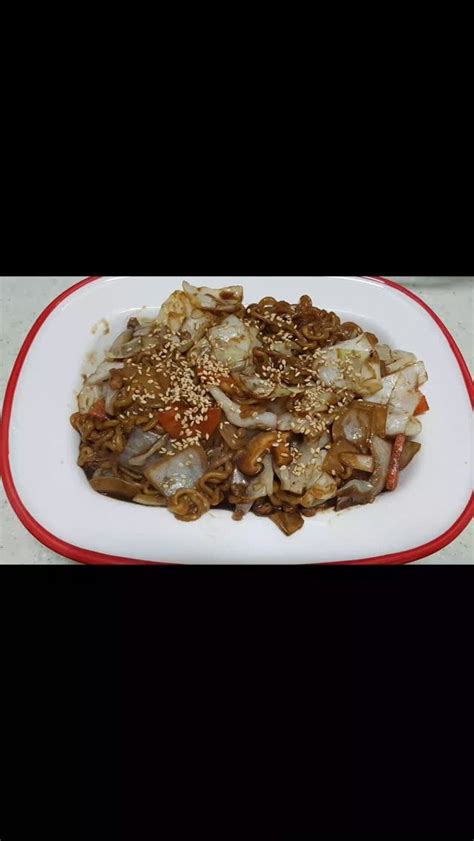 장문석문서기 이를어째~이를어째~ 도와주러와서 저녁에 내가만들어서 얼려놓은 닭곰탕 데우고 있던 삼겹살 굽고 아껴먹는 간장 초마늘 간장초청양고추장아찌