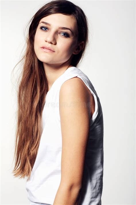 Estilo Fresco Em Est Dio Uma Linda Jovem Que Se Posou No Est Dio Foto De Stock Imagem De