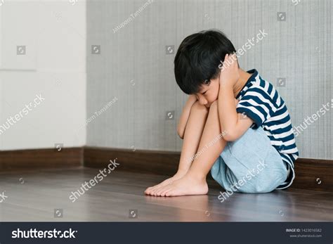 방 구석에 앉아 있는 한 작은 스톡 사진 1423016582 Shutterstock