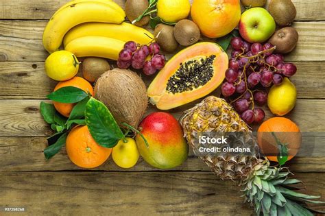 신선한 열 대 여름 제철 과일 파인애플 파파야 망고 코코넛 오렌지 키 위 바나나 레몬 자 몽 나무 배경에 다양 한 건강 한 식물 기반 다이어트 Superfoods 개념 공간