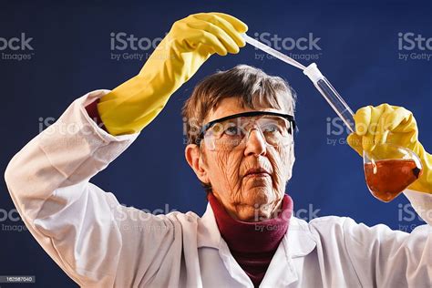 노인 여성 과학자 더하는가 화학물질이 플라스크 주의 깊게 관찰 과학에 대한 스톡 사진 및 기타 이미지 과학 과학 실험 과학자 Istock
