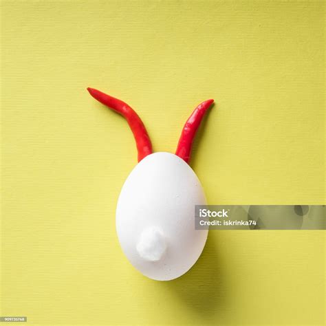 달걀 껍질과 노란 배경색 파 프에 악마 광대의 레드 핫 칠리 페 퍼 모조 토끼 토끼 얼굴 4월에 대한 스톡 사진 및 기타 이미지 4월 개념 고추류 Istock