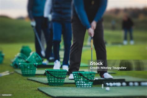 골프 연습장에서 골프 스윙을 연습하고 훈련하는 골퍼 그룹 골프 코스에서 노는 남자들 골프 콤플렉스 클럽 리조트에서 골프 공 골프 연습장에 대한 스톡 사진 및 기타 이미지