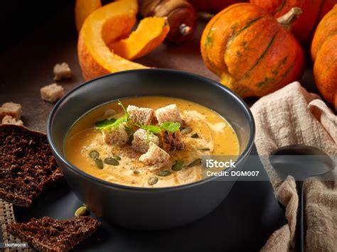 호박 크림 수프 회색 배경에 수프와 오렌지 호박그릇 건강하고 채식주의 자 음식 렌텐 메뉴 거품 내기에 대한 스톡 사진 및 기타