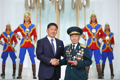 Ардын жүжигчин кино найруулагч Г Жигжидсүрэнд Хөдөлмөрийн баатар цол хүртээв Монгол Улсын