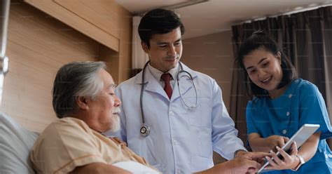 건강 보험 개념 전문 의사의 건강 검진 및 간호사의 지원을 위해 병원에 거주하는 노인 환자 노인을위한 의학 건강 관리 사진 Unsplash의 건강 검진 이미지