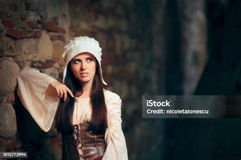 코르 셋 드레스와 모자를 착용 하는 역사적인 제복에서 중세 여자 한 명의 여자만에 대한 스톡 사진 및 기타 이미지 한 명의