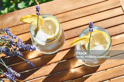 레몬 조각과 라벤더 꽃을 곁들인 멋진 라벤더 수제 레모네이드 건강한 유기농 여름 소다 음료 해독 물 다이어트 Unalcolic 칵테일 각얼음에 대한 스톡 사진 및 기타