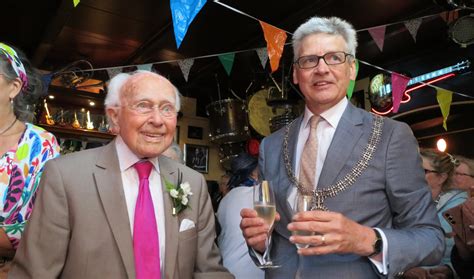 Oud Kapper Kees Van De Kooij Viert 100e Verjaardag Samen Met De Hele Buurt Nieuws Uit De Regio