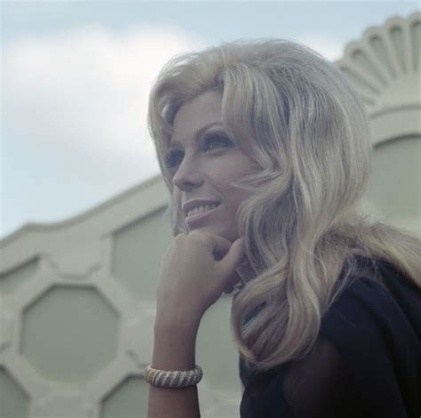 Pin By Tim Herrick On Nancy Sinatra Nancy Sinatra Retro Hairstyles