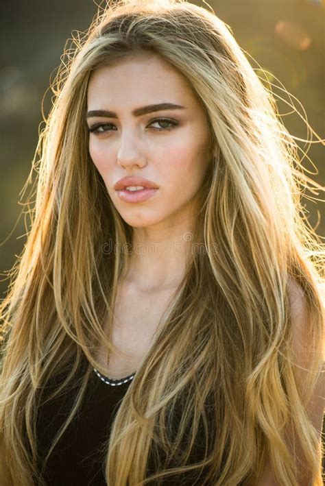 Hermoso Modelo Sensual De Moda Mujer Sexy Posando En El Estudio Imagen De Archivo Imagen De