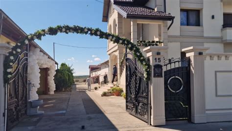 Svadben Venac Kapiju Mi Krasi U Titelu Sve Spremno Za Svadbu Bojane I Mirka Evo Kako Su Rodići