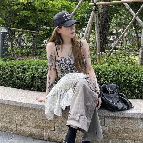 백예린 앙상한 팔에 용 문신 가득…거침없는 자태