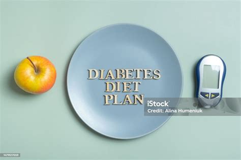 당뇨병 다이어트 계획 텍스트 글루코 미터와 컬러 배경에 사과가있는 접시 평평한 누워 평면도 0명에 대한 스톡 사진 및 기타 이미지 Istock