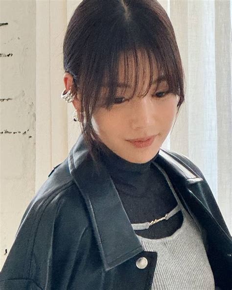 패션엔 기은세 조금 일찍 가죽에 꽂혔다 툭 걸친 레더 재킷 가을 멋녀의 외출룩